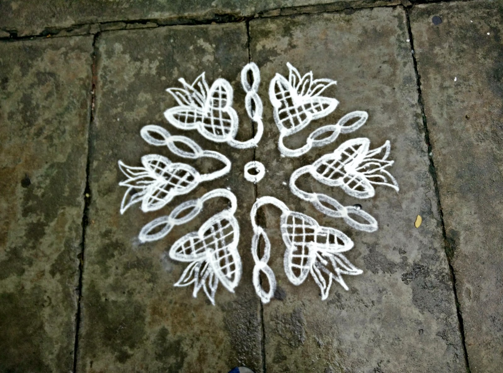 Rangoli designs/Kolam: 9-5 pulli kolam - interlaced dots kolam